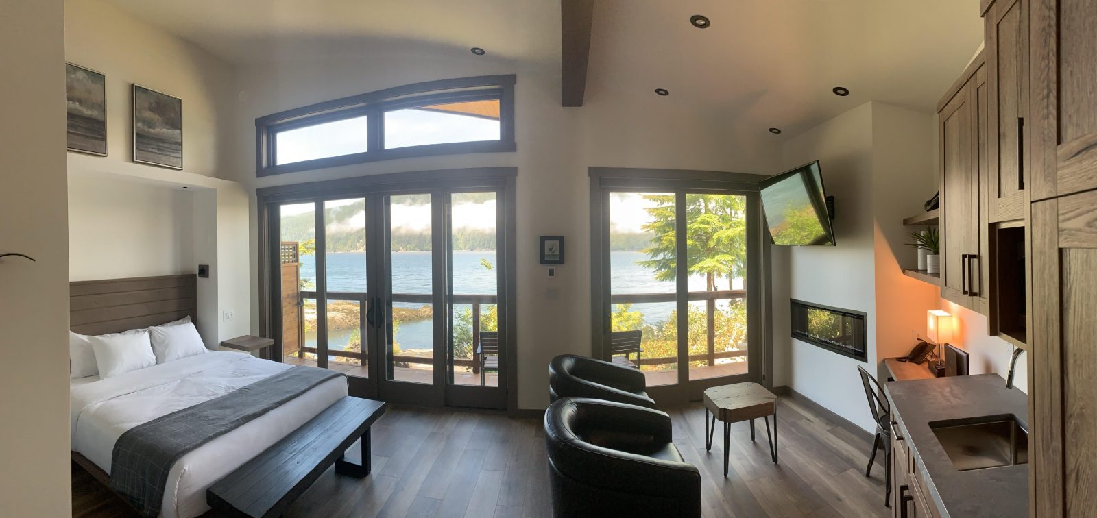 Viewpoint Studios with Private Hot Tub - Wild Renfrew