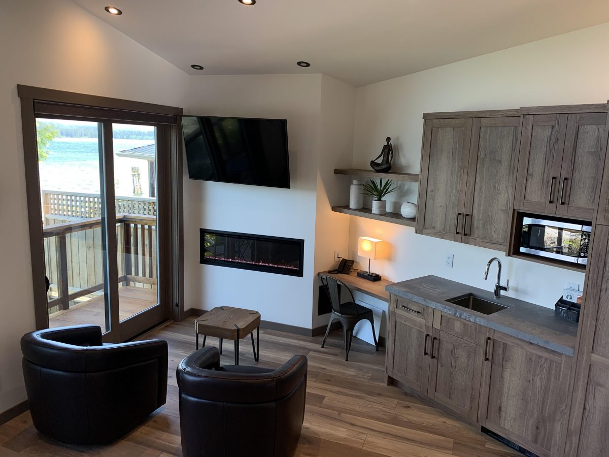 Viewpoint Studios with Private Hot Tub - Wild Renfrew