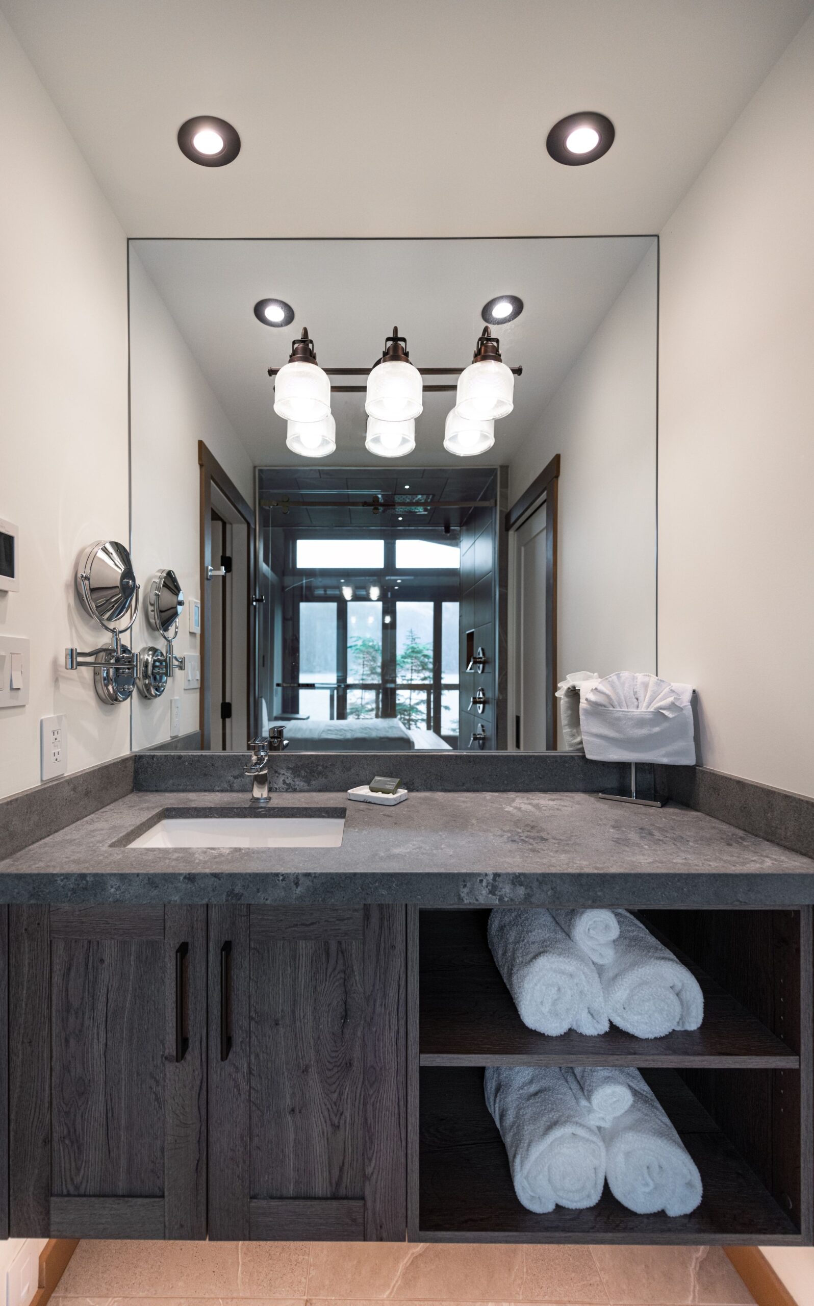 Viewpoint Studios with Private Hot Tub - Wild Renfrew